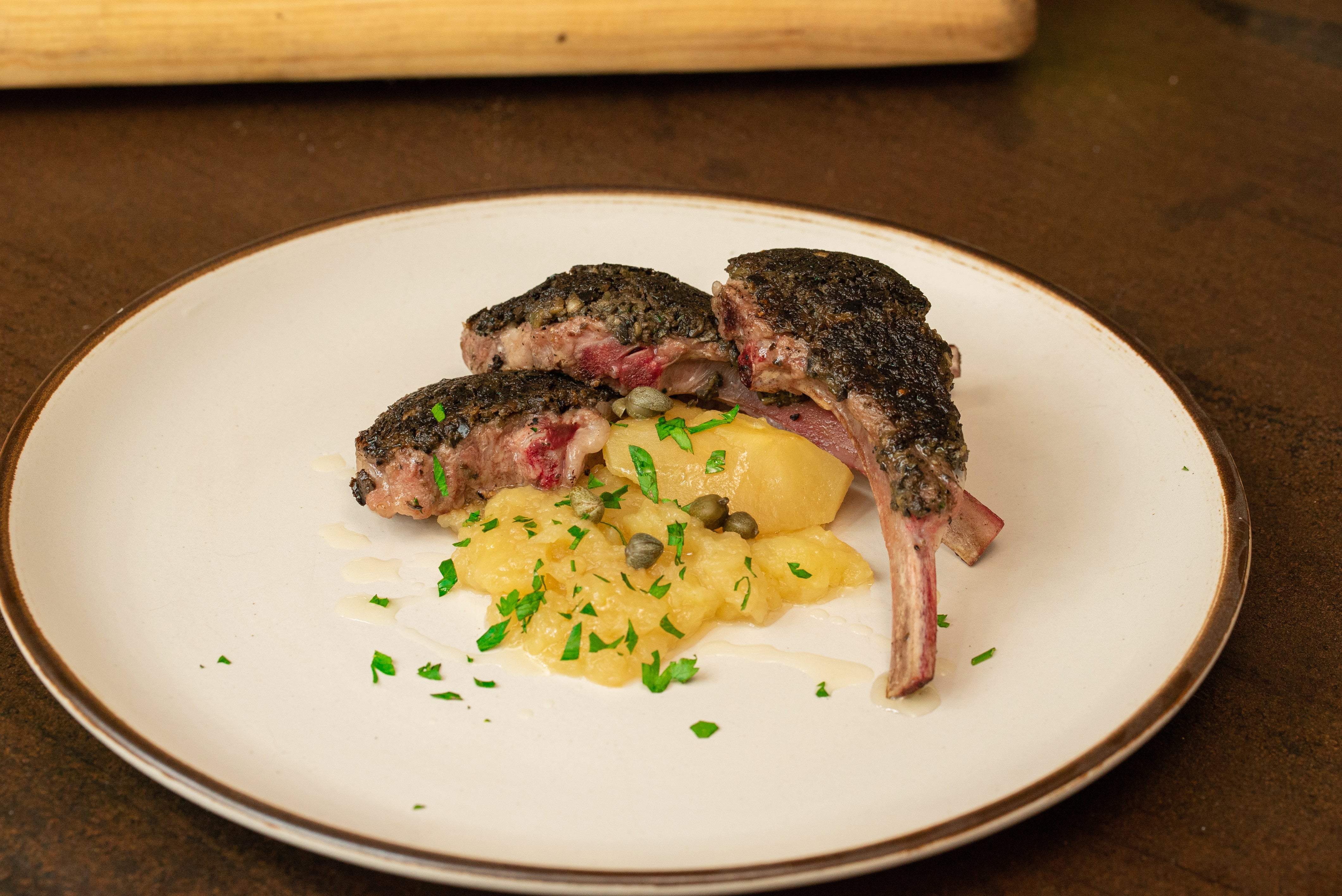 Rack de Cordero Tapenade al Estilo Emberwood – Emberwood Co.